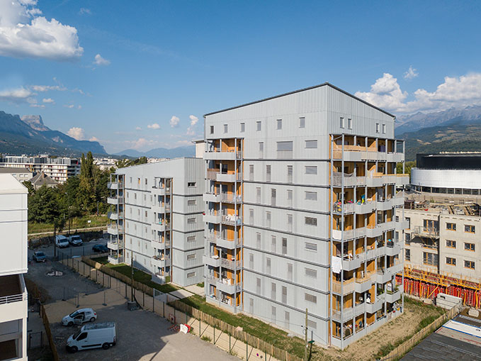 Sozialer Wohnungsbau mit Dach und Fassade in Zink